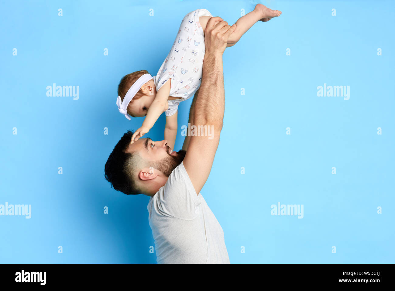 Dad and daughter fool around. The girl really likes spending time with ...