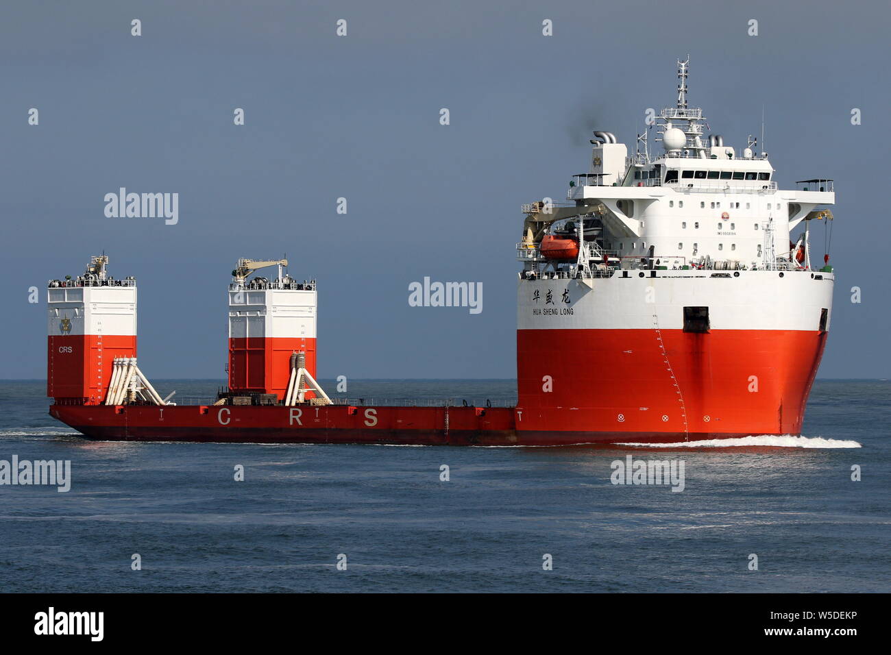 The heavy load vessel Hua Sheng Long arrives at the port of Rotterdam ...