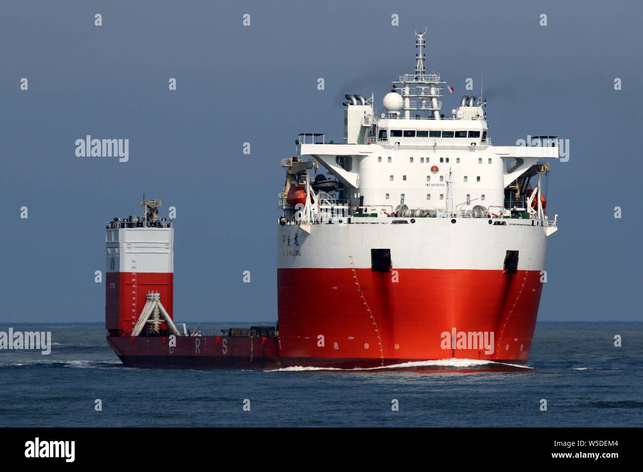 The heavy load vessel Hua Sheng Long arrives at the port of Rotterdam ...
