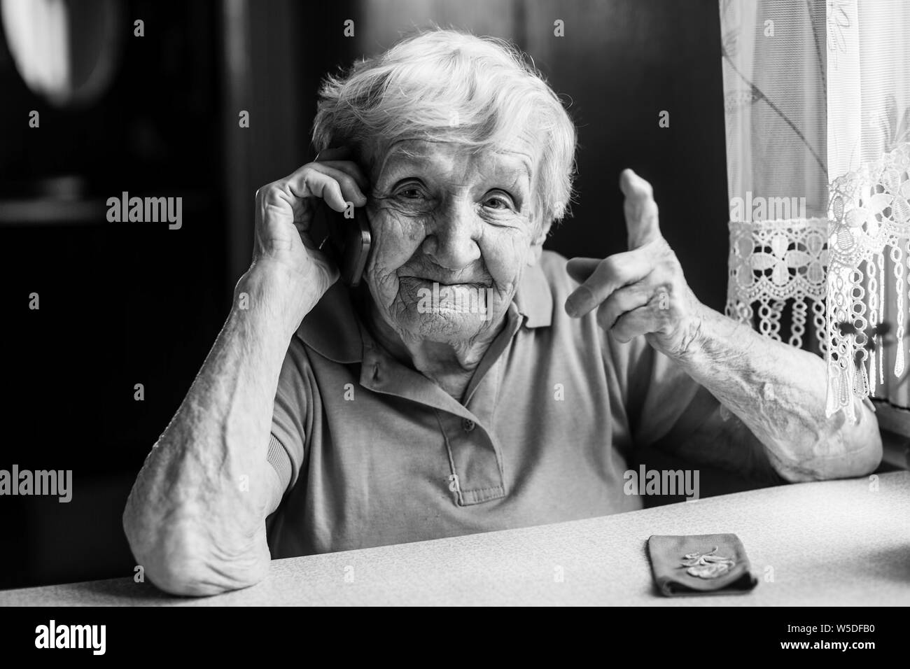 Senior smartphone mobile Black and White Stock Photos & Images - Alamy