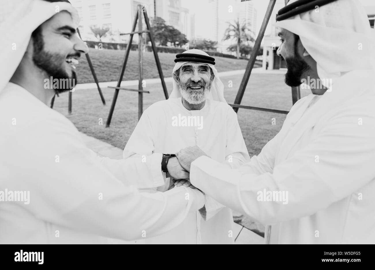 Arabian man dubai wearing traditional Black and White Stock Photos ...