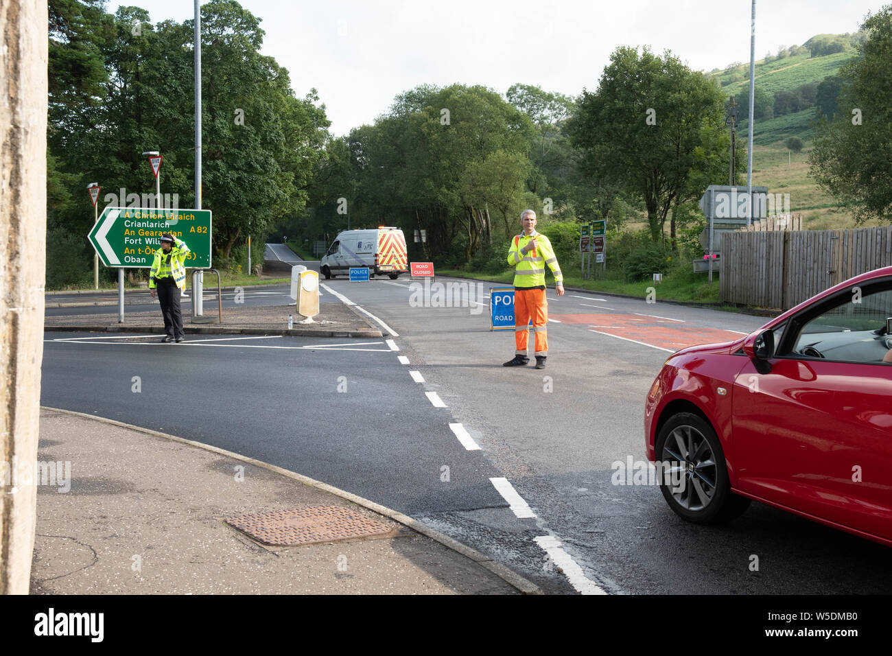 Tarbet, Scotland, UK. 28th July, 2019. busy A82 road closed and traffic ...