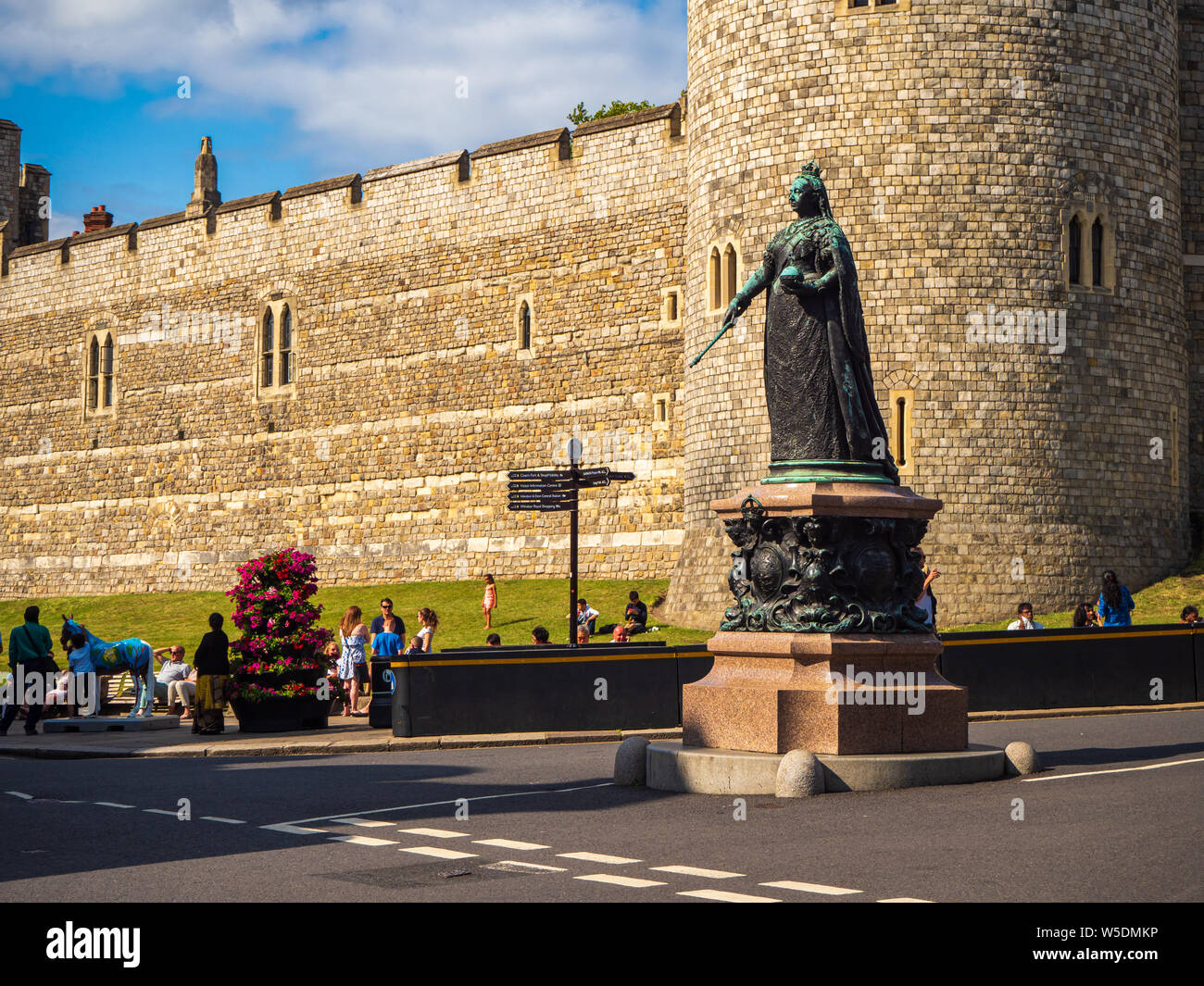 Windsor castle statue queen victoria hi-res stock photography and ...