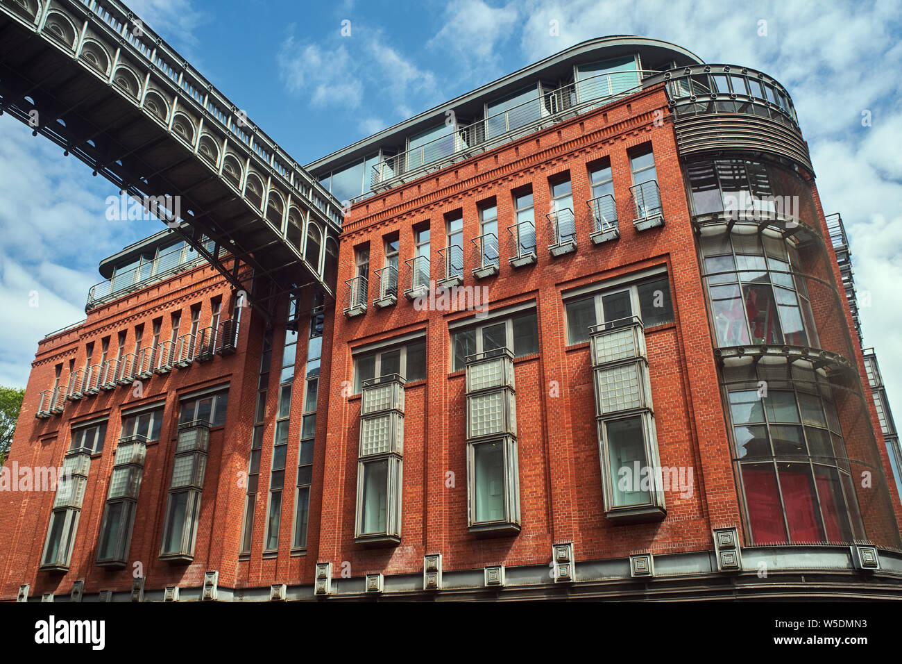 Red brick footbridge hi-res stock photography and images - Alamy