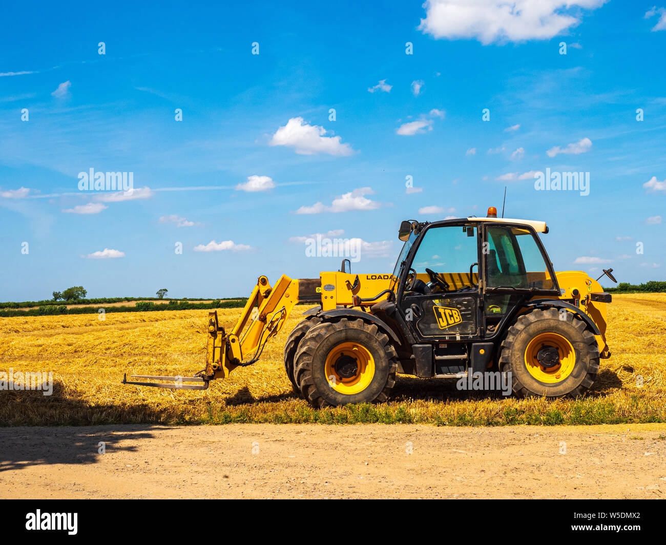 A JCB 541-70 Agri Super Loadall telehandler parked in a stubble field ...