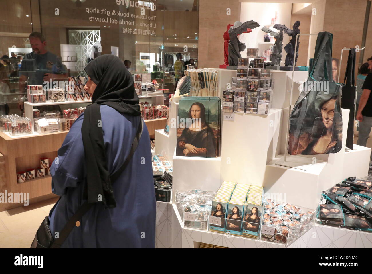 LA JOCONDE AT THE GIFT SHOP , LOUVRE MUSEUM Stock Photo - Alamy