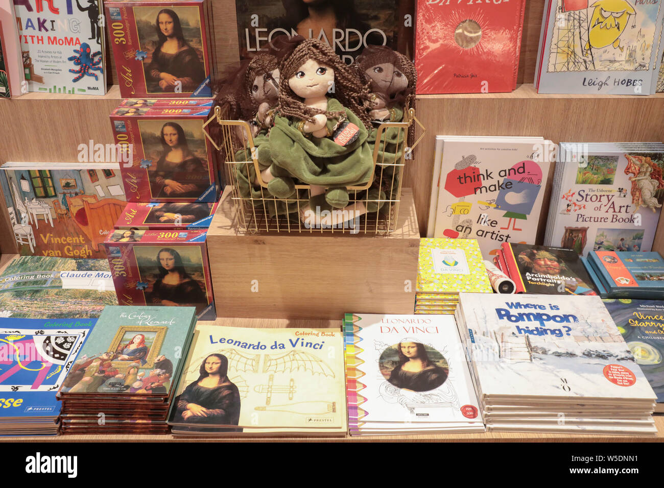 LA JOCONDE AT THE GIFT SHOP , LOUVRE MUSEUM Stock Photo - Alamy
