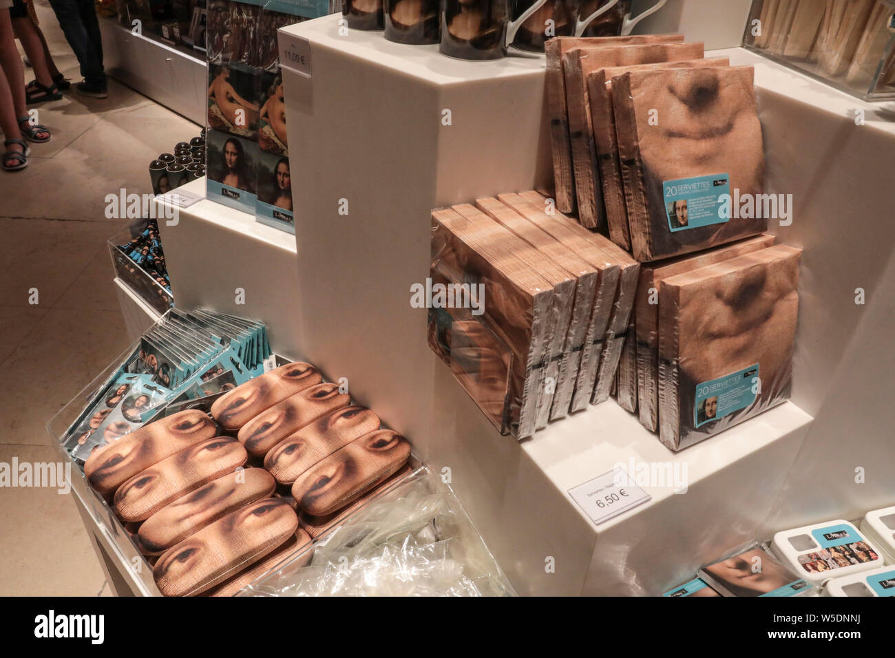 LA JOCONDE AT THE GIFT SHOP , LOUVRE MUSEUM Stock Photo - Alamy