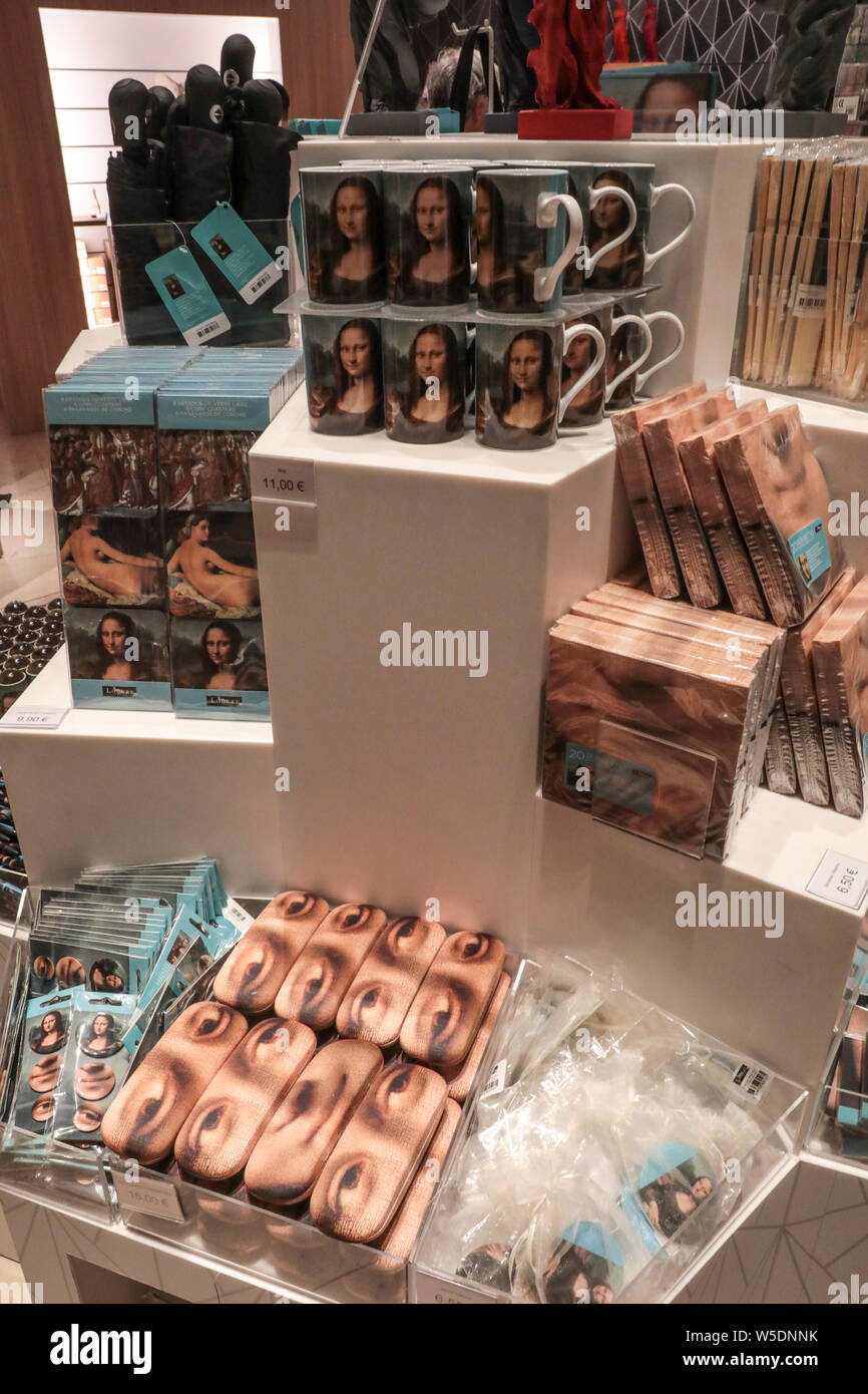 LA JOCONDE AT THE GIFT SHOP , LOUVRE MUSEUM Stock Photo - Alamy