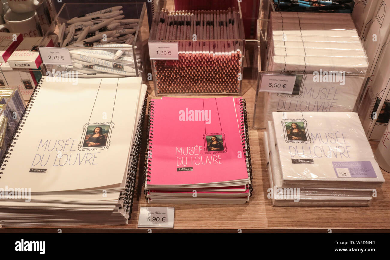 LA JOCONDE AT THE GIFT SHOP , LOUVRE MUSEUM Stock Photo - Alamy