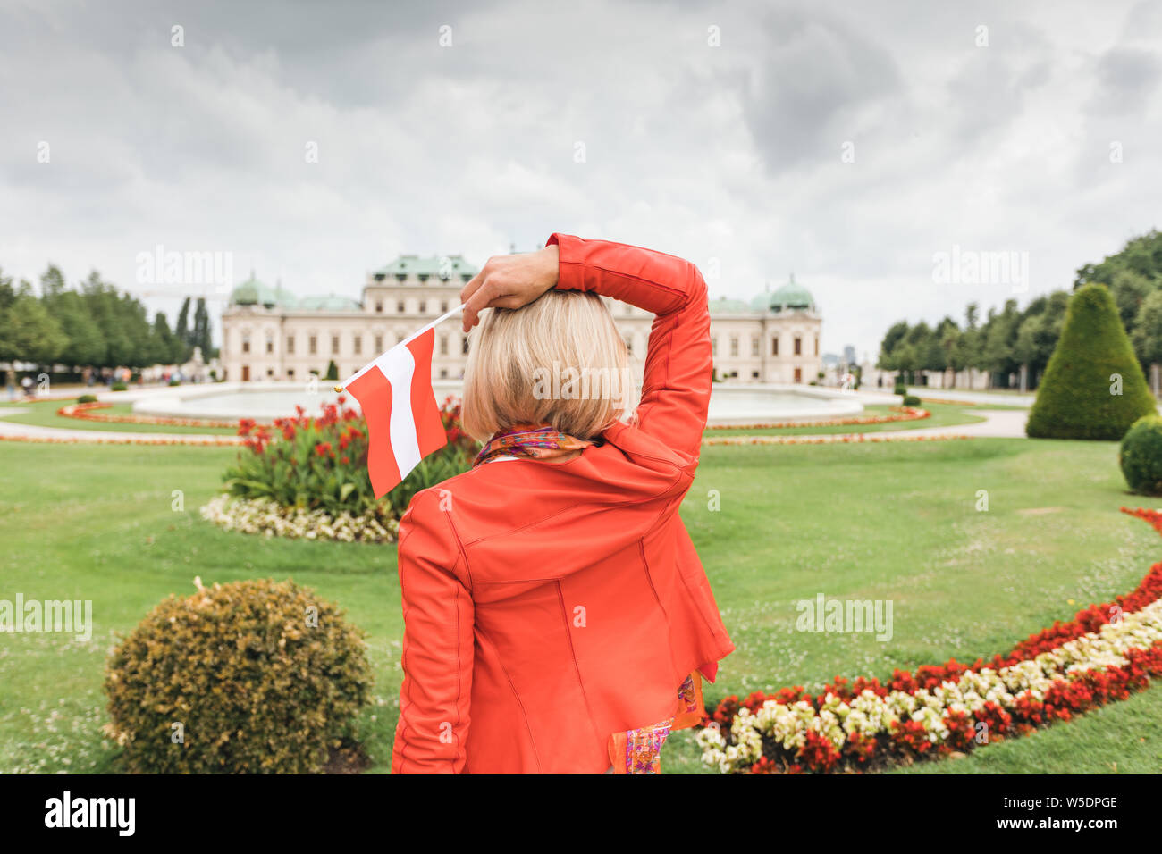 Classic sculpture white back woman hi-res stock photography and images ...