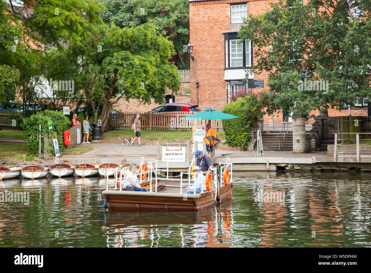 The River Avon Chain Ferry boat crossing the river Avon in the town of ...