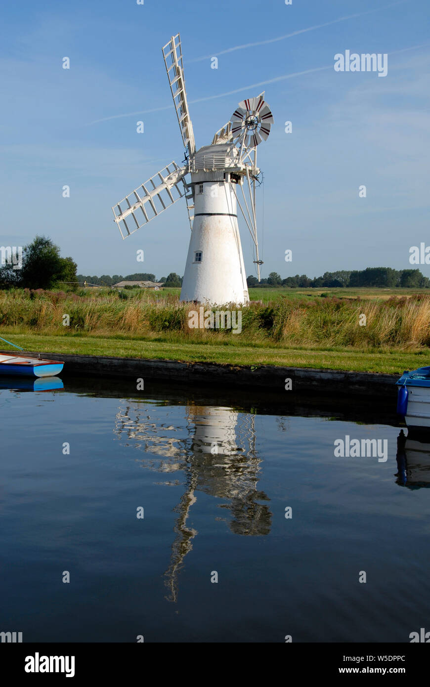 Thurne Dyke, Norfolk, England with drainage mill Stock Photo - Alamy