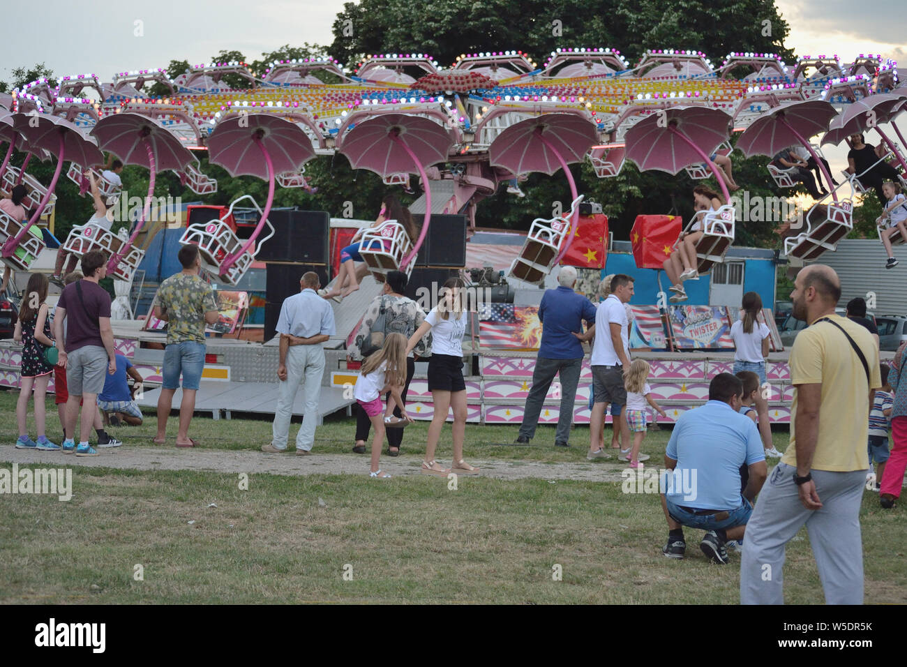 Paratrooper ride hi-res stock photography and images - Alamy