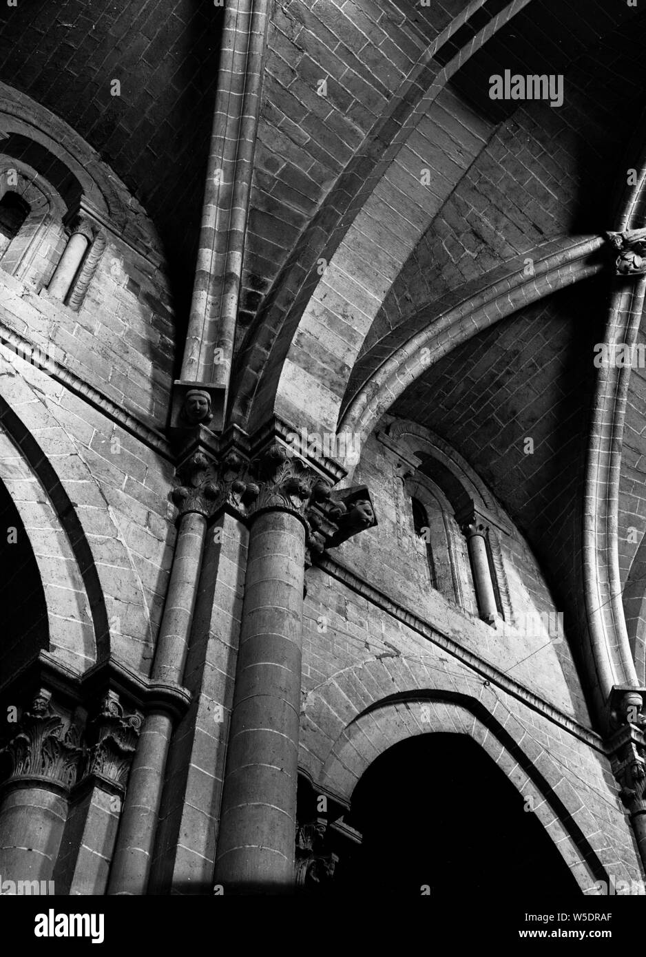 CAPITELES Y REPISAS ESCULPIDAS DONDE DESCANSAN LOS ARCOS FAJONES Y ...