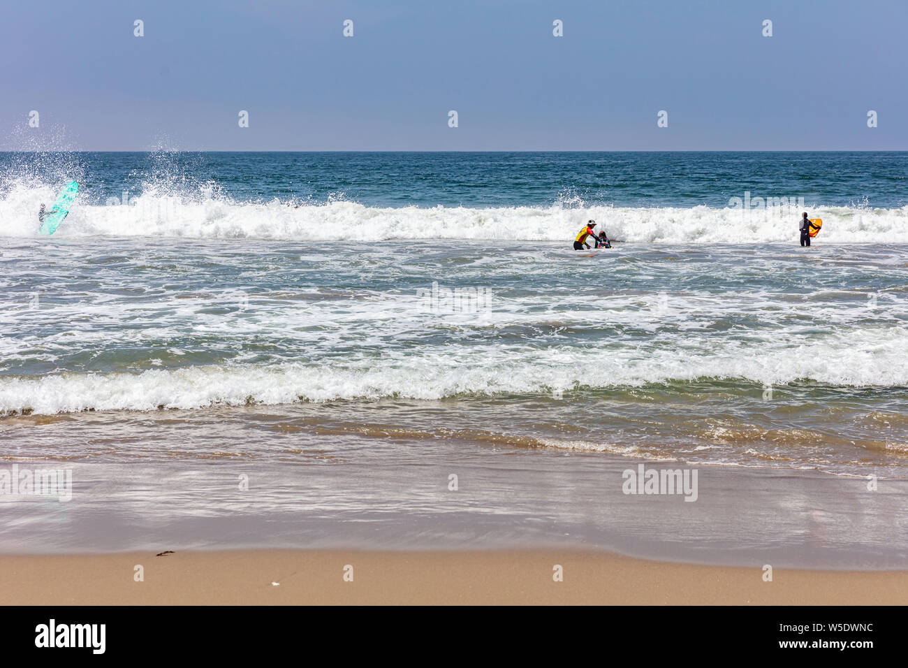 Surfing ocean waves venice beach hi-res stock photography and images ...