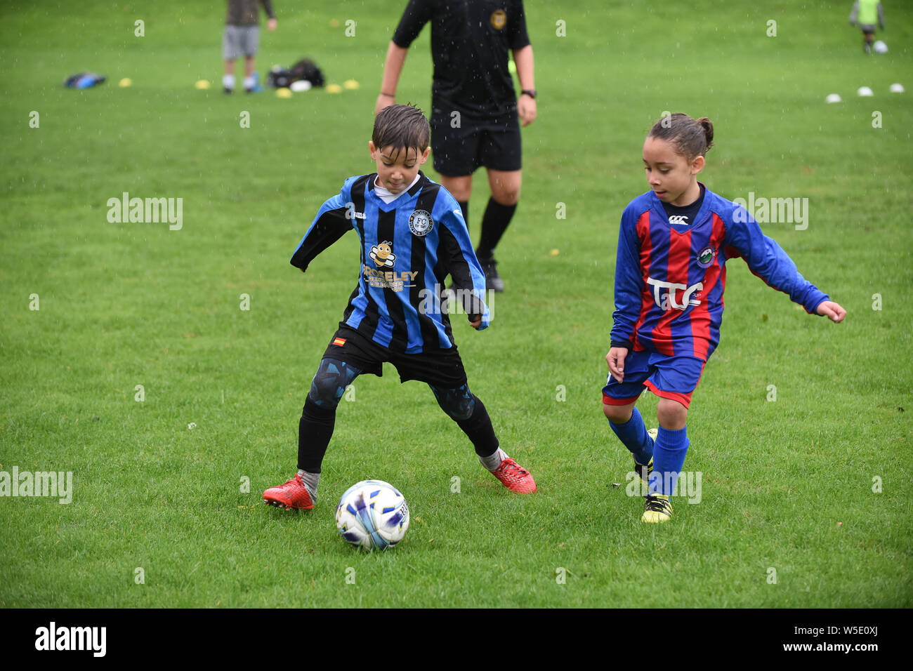 Football match children hi-res stock photography and images - Alamy