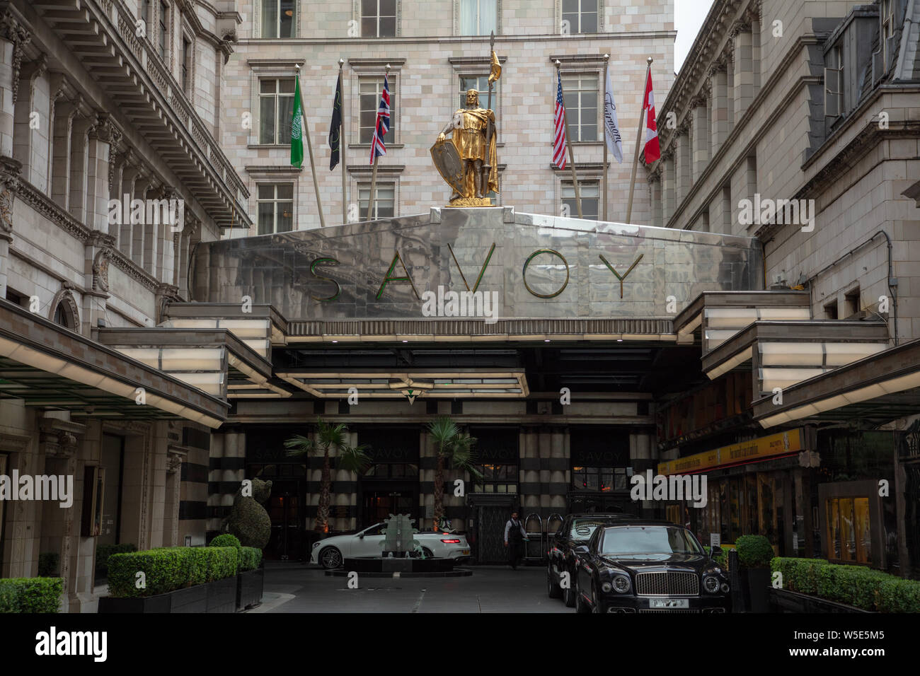 General view of the savoy hotel on the strand hi-res stock photography ...