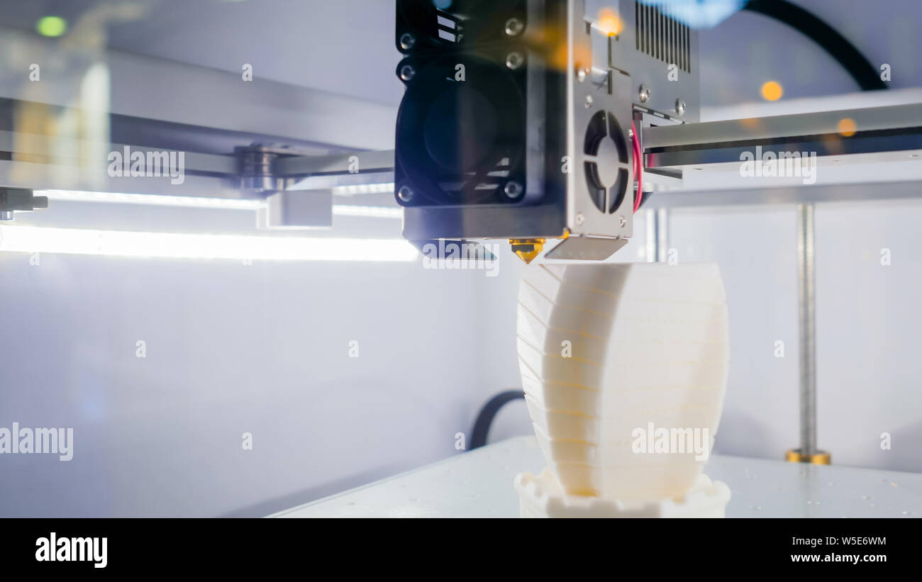 Automatic three dimensional 3D printer machine printing plastic model ...