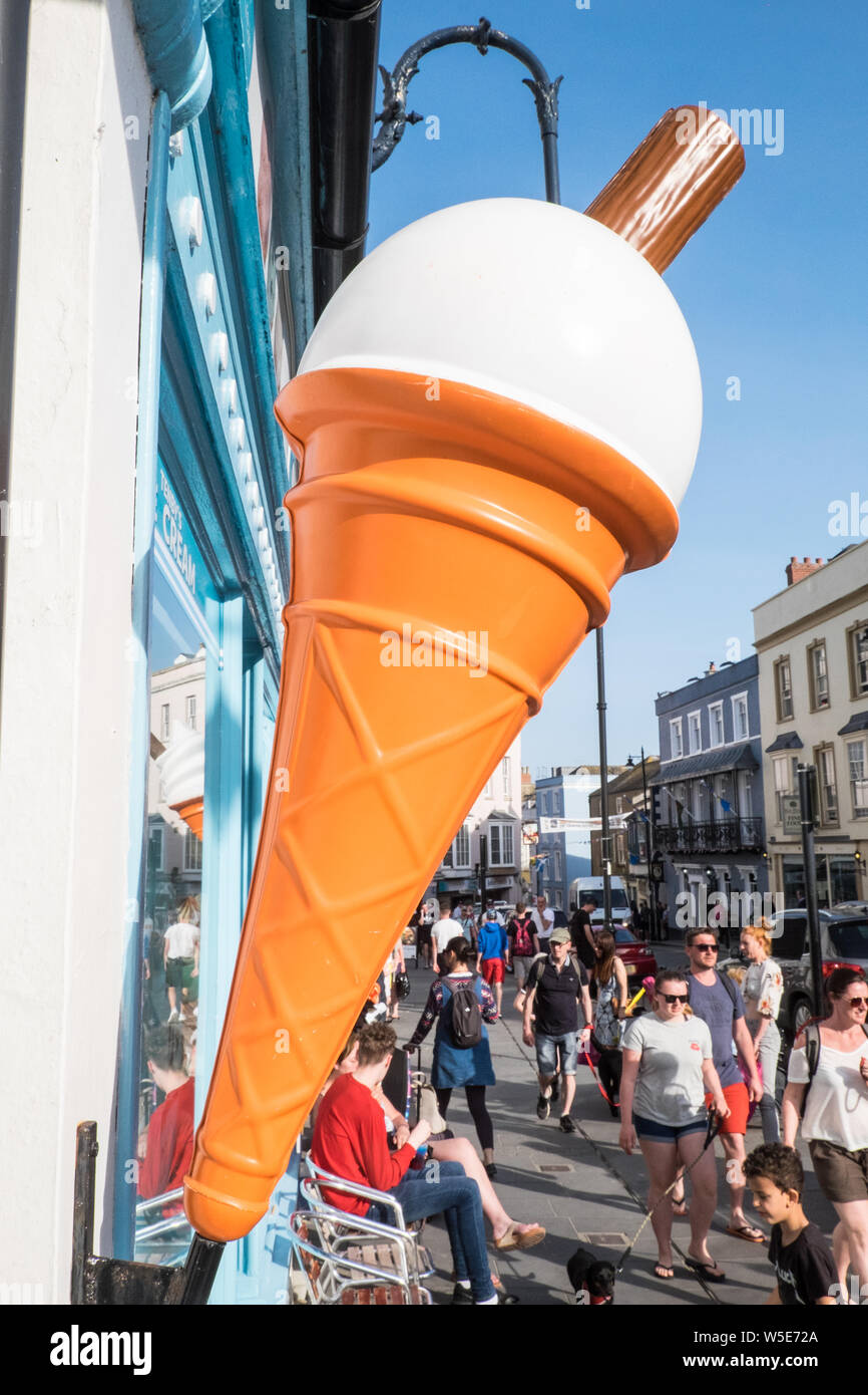 Huge ice cream hi-res stock photography and images - Alamy