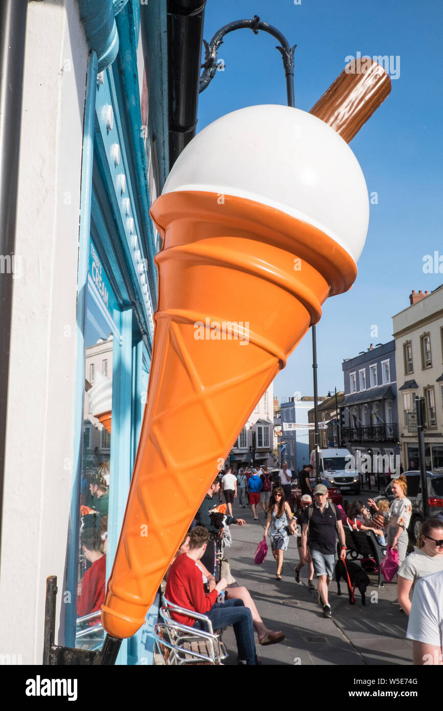 Huge ice cream hi-res stock photography and images - Alamy
