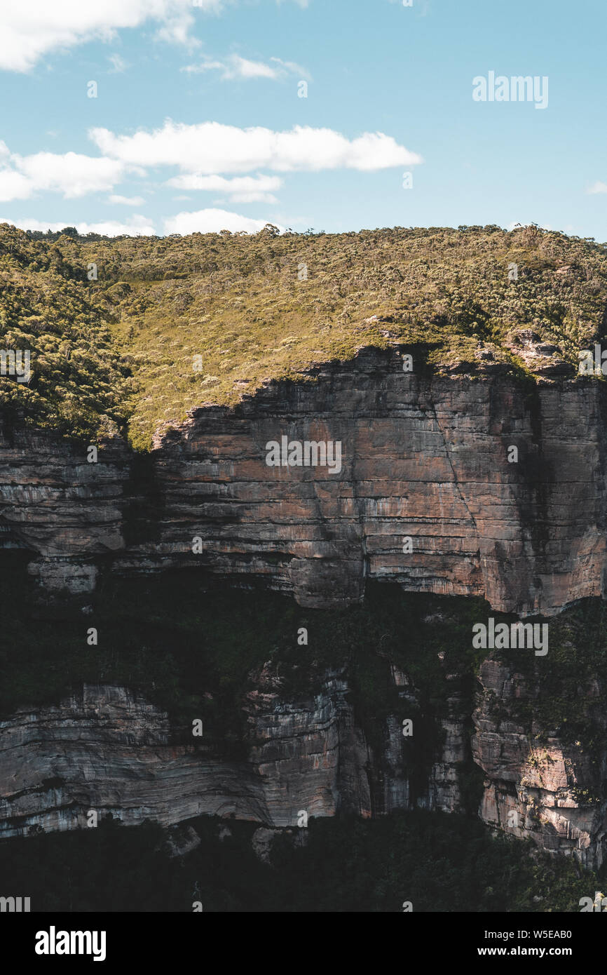 Rugged cliff edge in the Blue Mountains, NSW Stock Photo - Alamy
