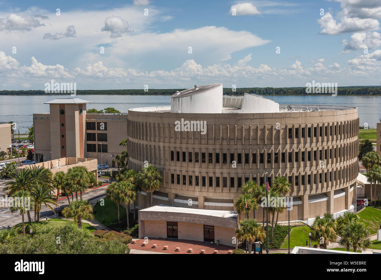 Building front entrance hi-res stock photography and images - Alamy
