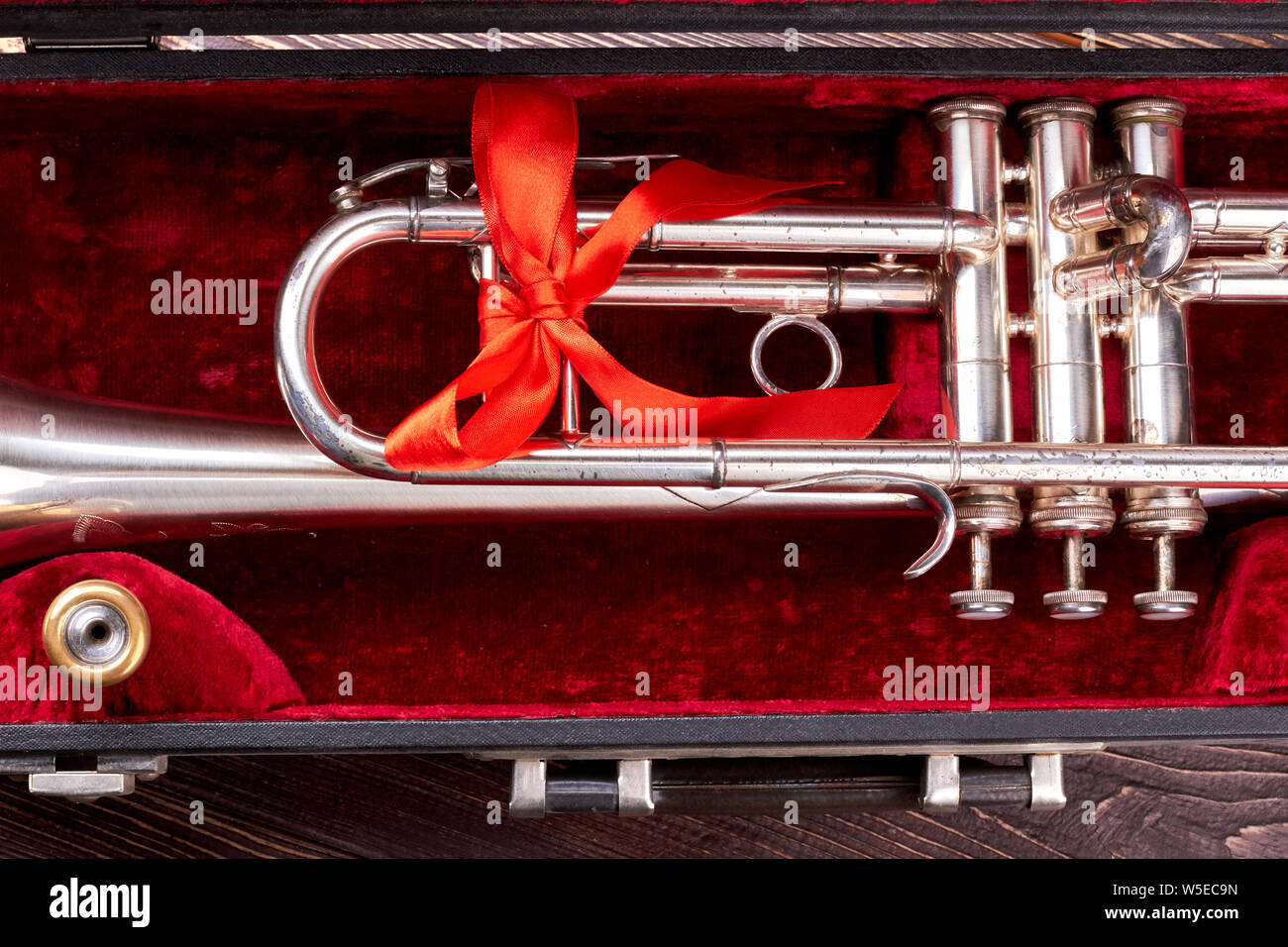 Trumpet valve in velvet box Stock Photo - Alamy