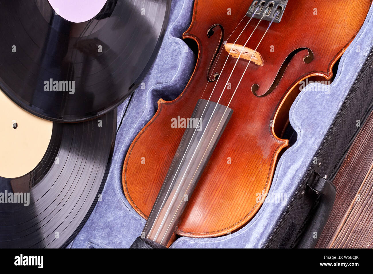 Vintage violin and vinyl records Stock Photo - Alamy