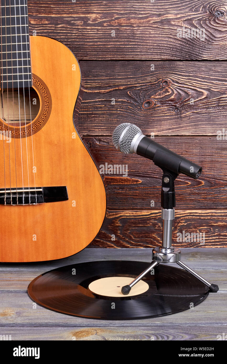 Vintage microphone on vinyl hi-res stock photography and images - Alamy