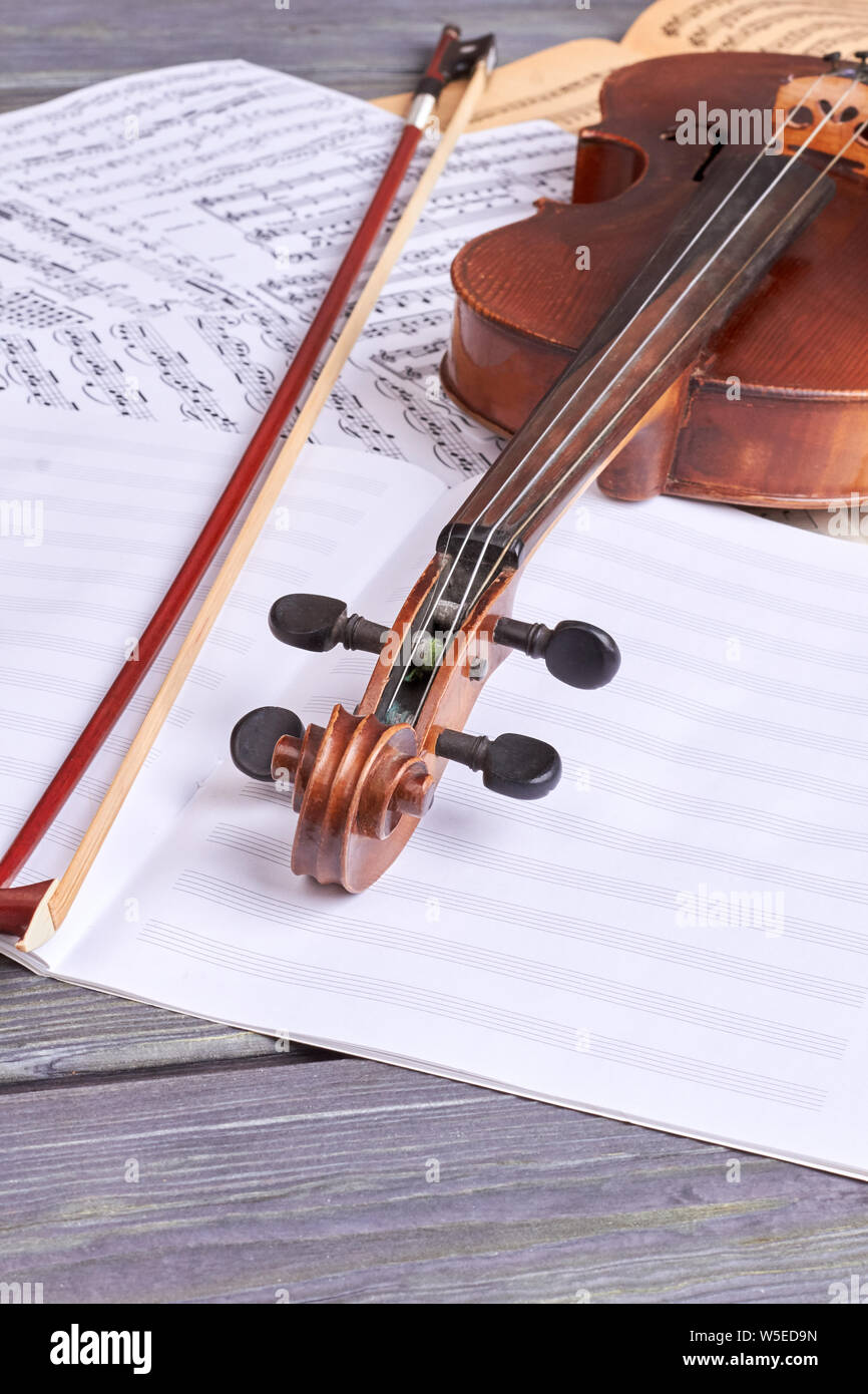 Violin and musical notes on wooden background Stock Photo - Alamy