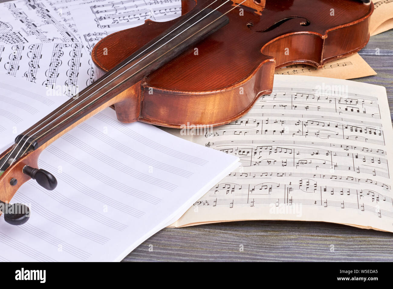 Sheets of musical symbols and violin Stock Photo - Alamy