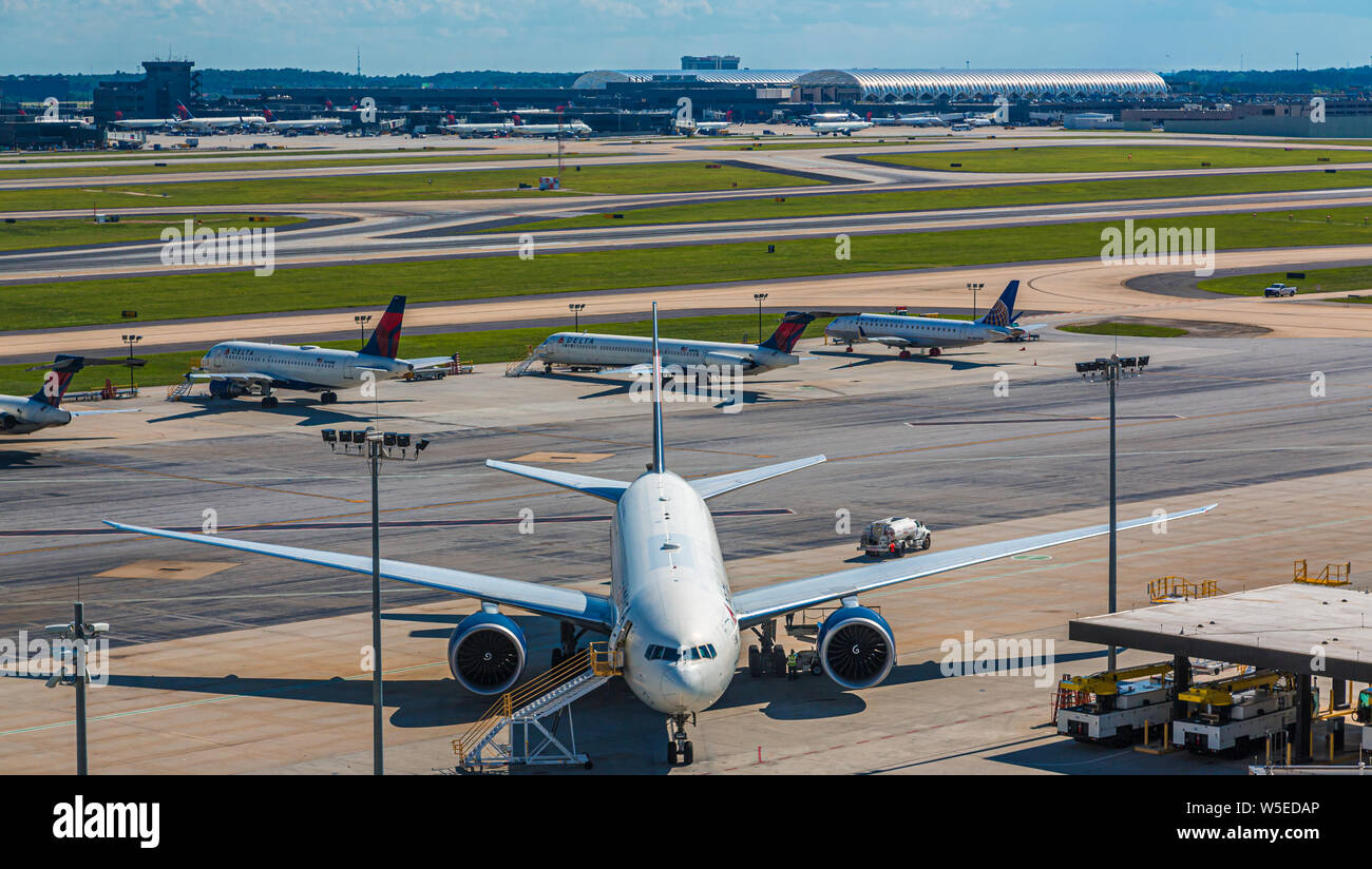 Delta plane atlanta airport hi-res stock photography and images - Alamy