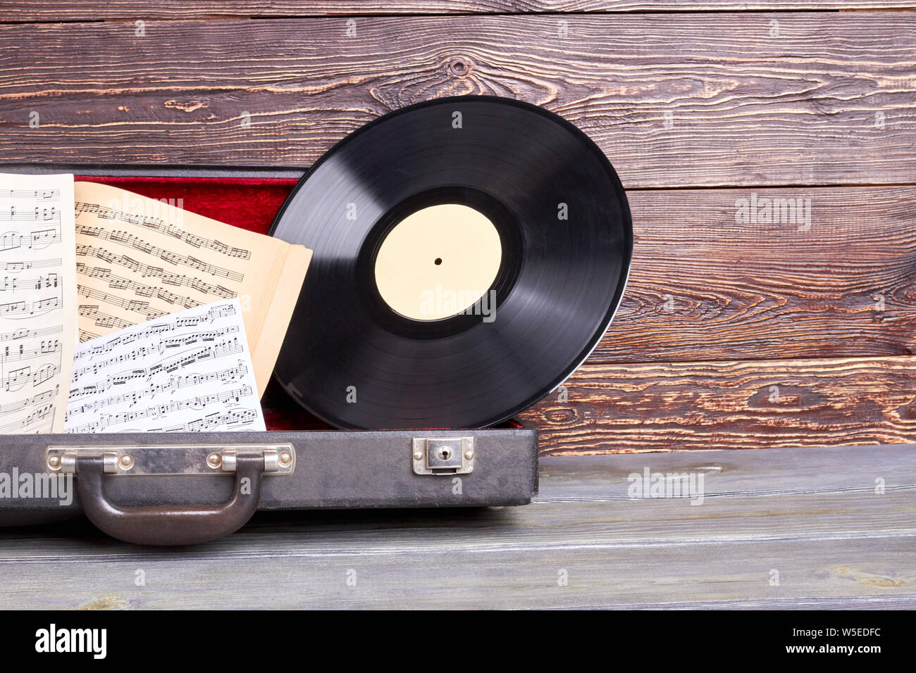 Vinyl record musical note hi-res stock photography and images - Alamy