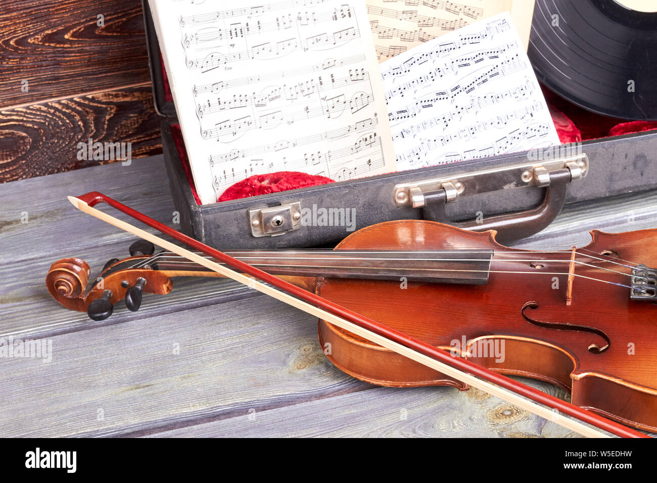 Classical musical instruments hi-res stock photography and images - Alamy