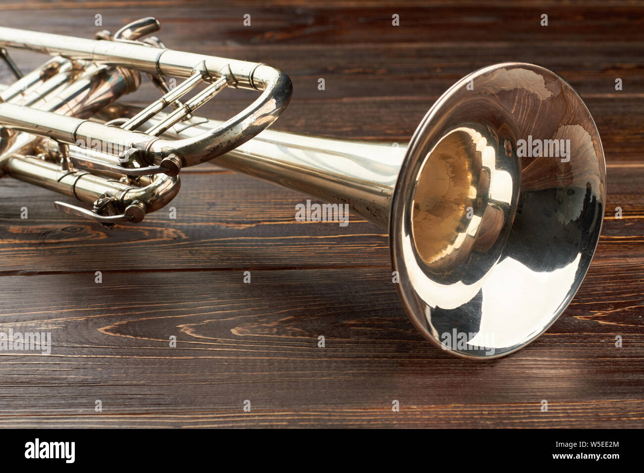 Rusty trumpet on wooden hi-res stock photography and images - Alamy