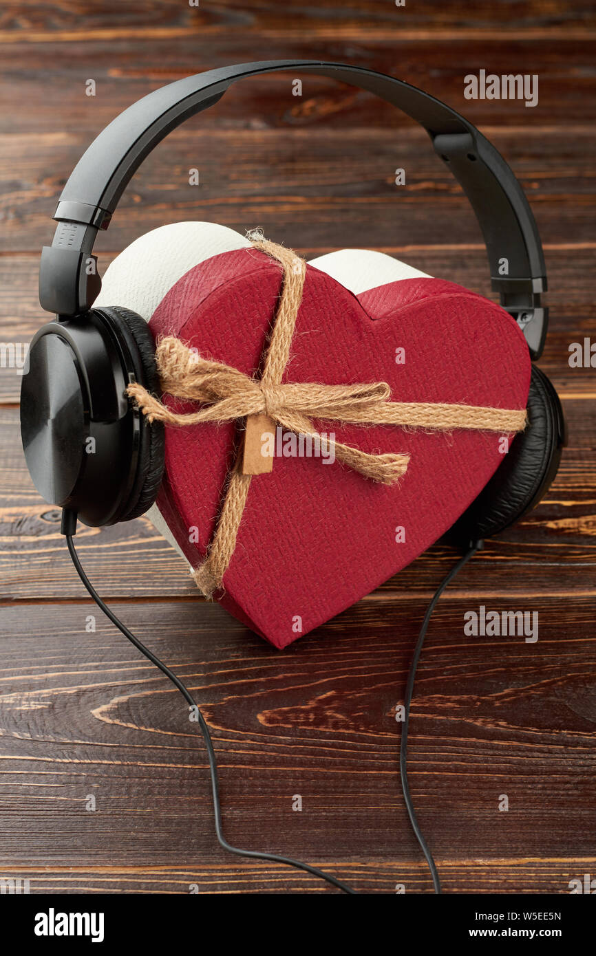 Wire gift box hi-res stock photography and images - Alamy