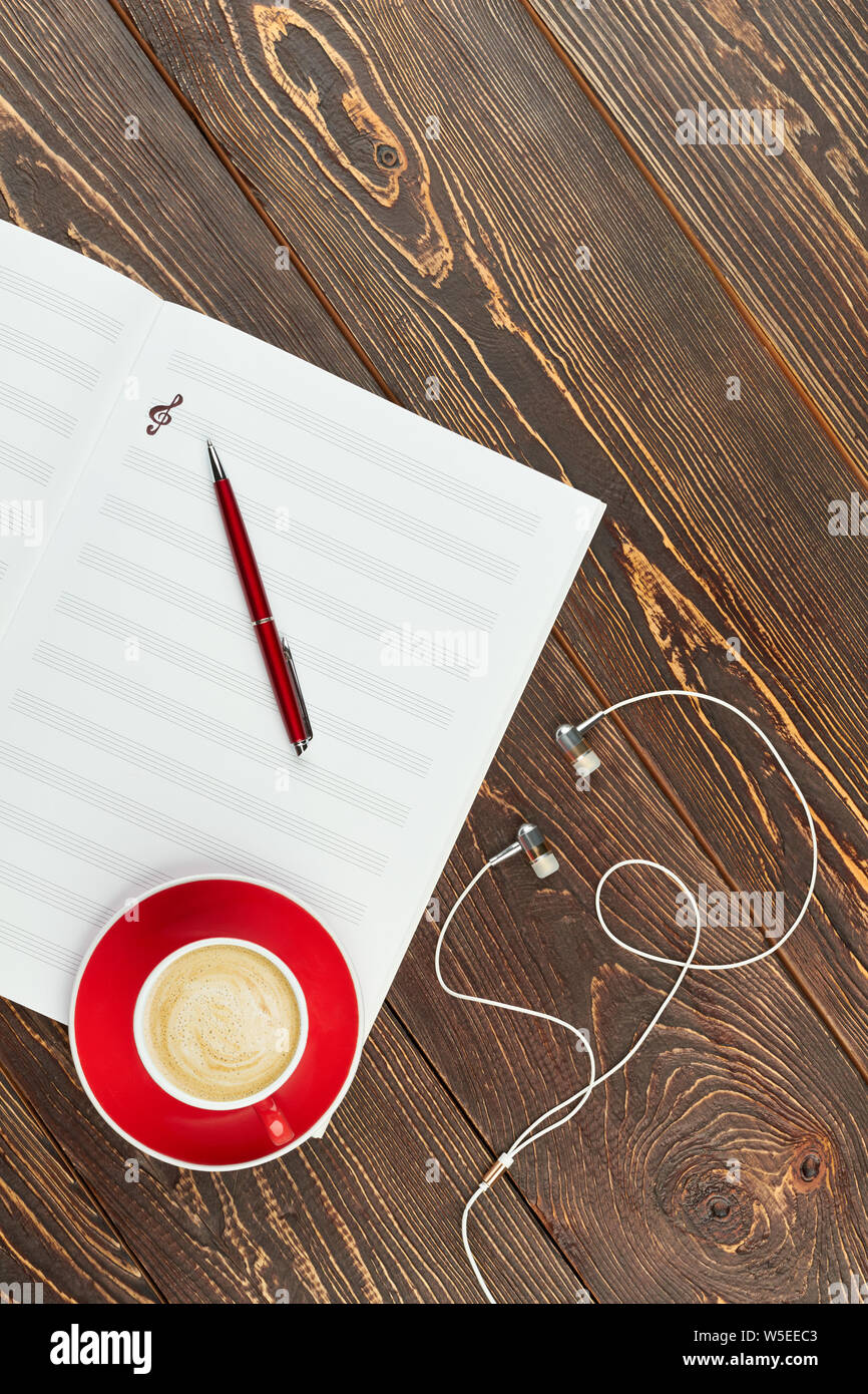 Mobile phone music notes hi-res stock photography and images - Alamy