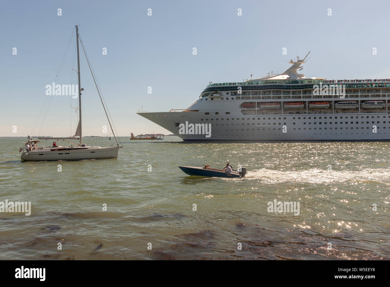 Damage venice ship cruise hi-res stock photography and images - Alamy