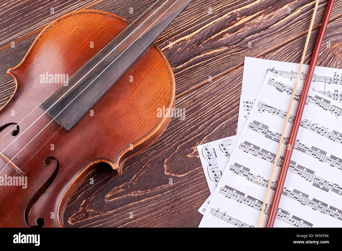 Violin and musical notes on wooden background Stock Photo - Alamy