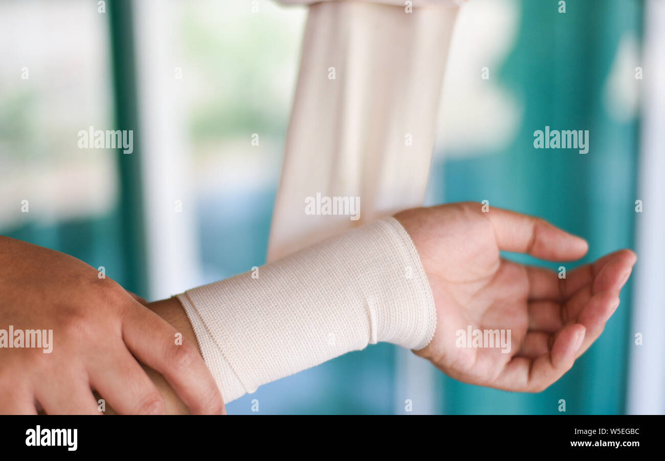 Bone fracture first aid hi-res stock photography and images - Alamy