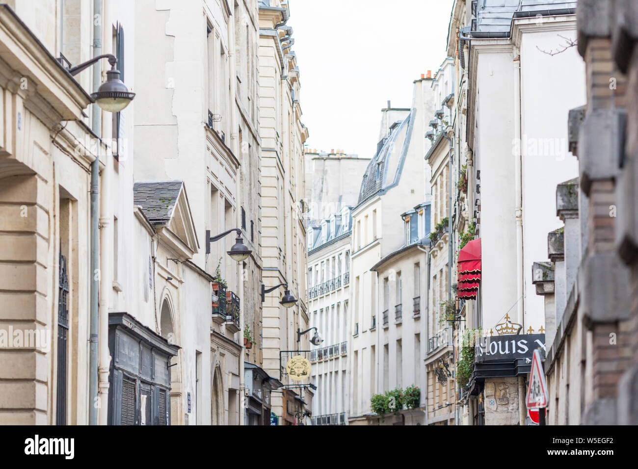 Street bollards paris hi-res stock photography and images - Alamy