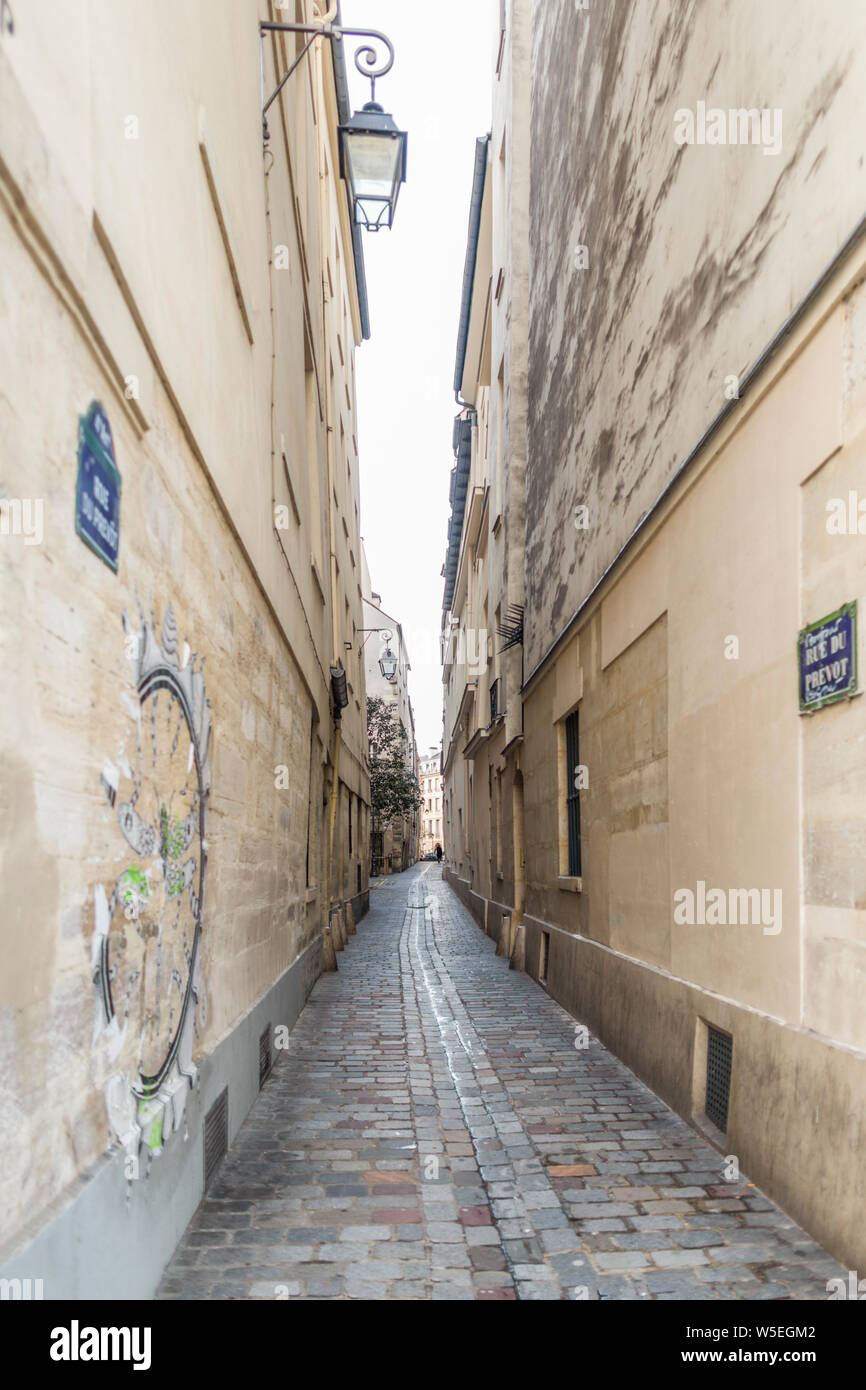 Narrow street in paris hi-res stock photography and images - Alamy