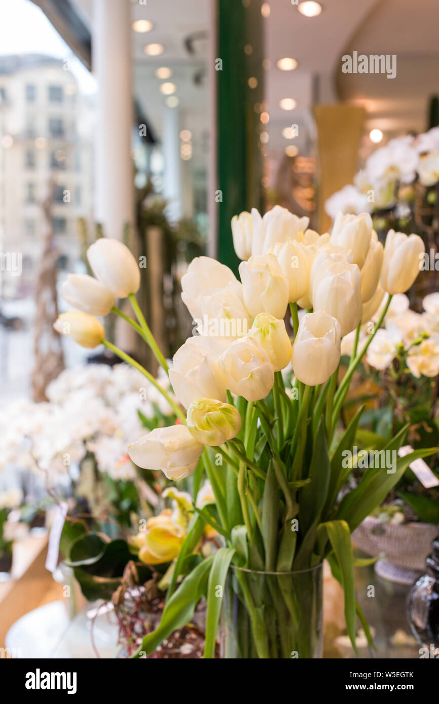 Flower displays in a Paris flower shop Stock Photo - Alamy