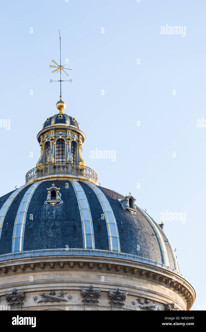 Dome of the institute de france hi-res stock photography and images - Alamy