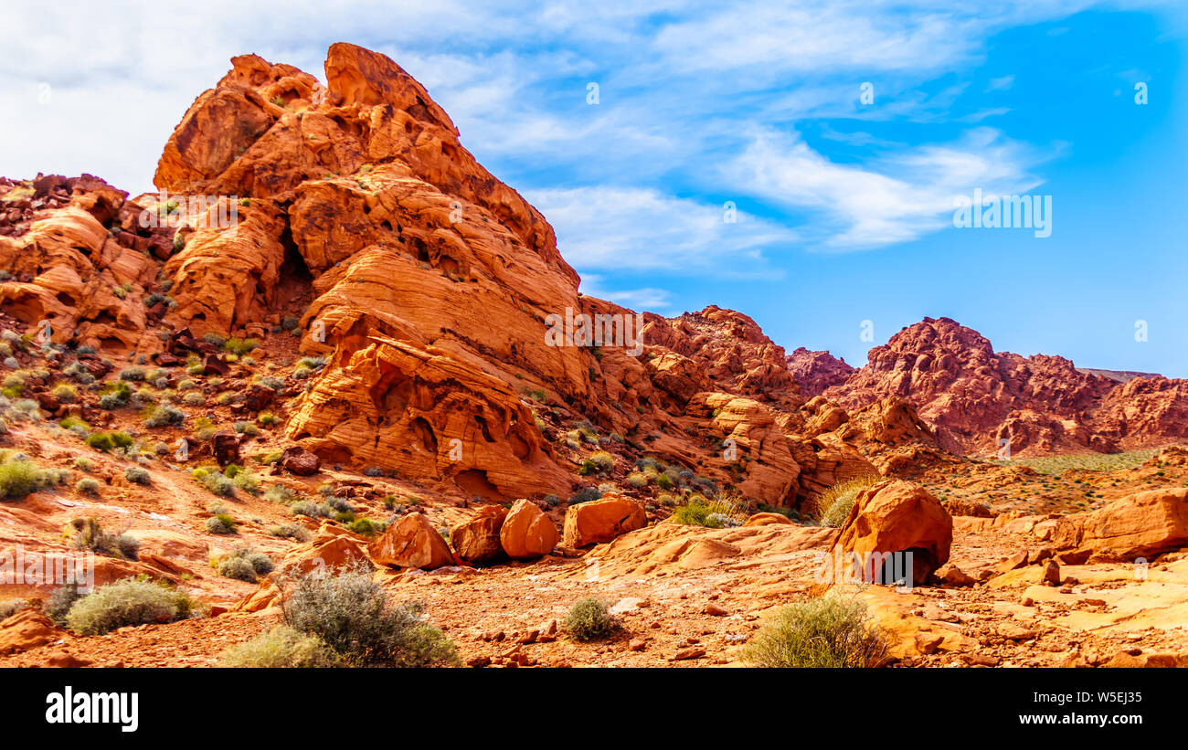 The bright red Aztec sandstone rock formations in the Valley of Fire ...