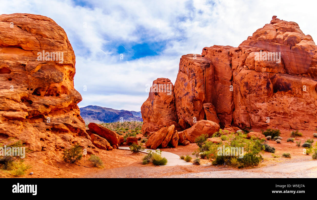 The bright red Aztec sandstone rock formations in the Valley of Fire ...