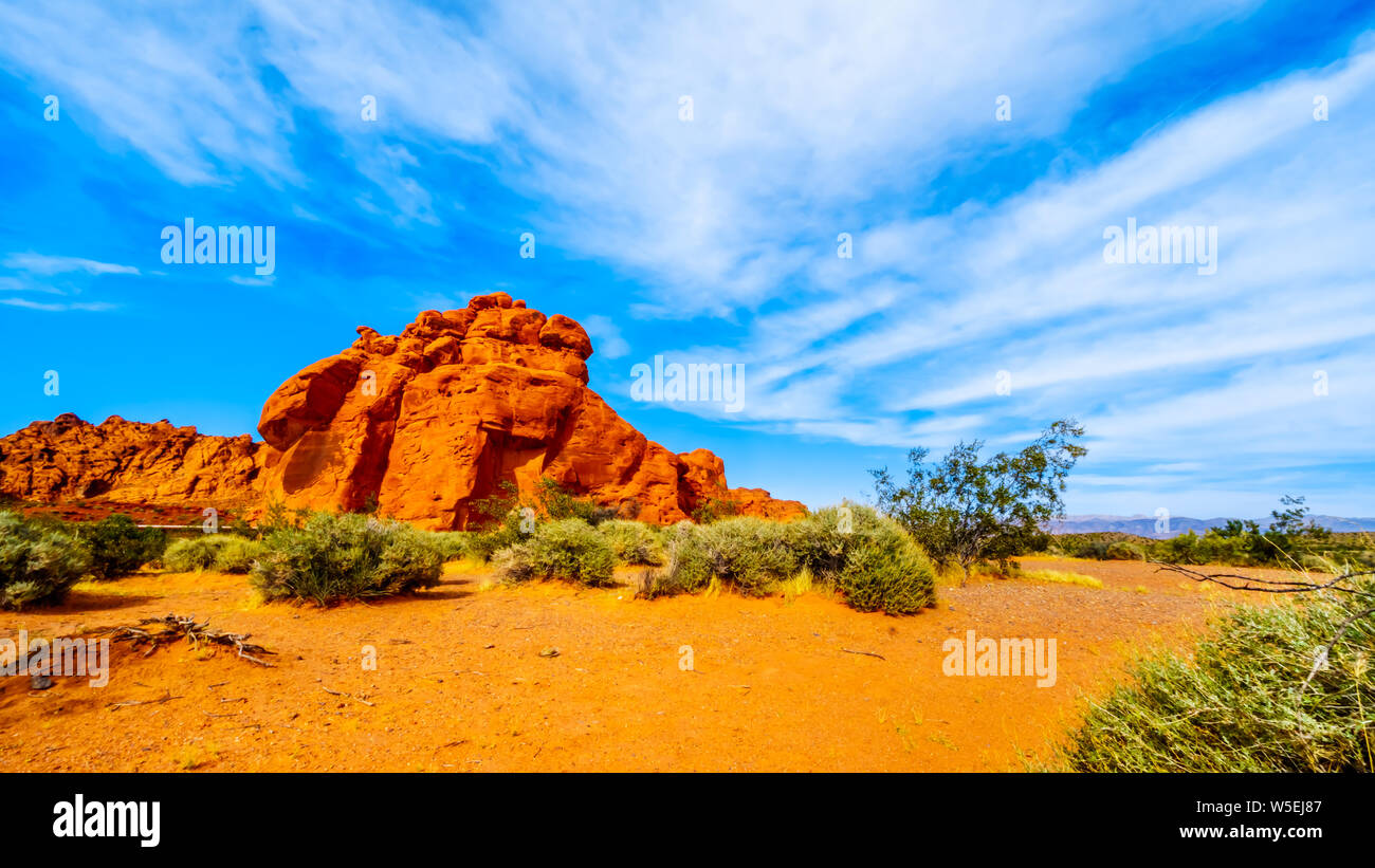 The bright red Aztec sandstone rock formations in the Valley of Fire ...