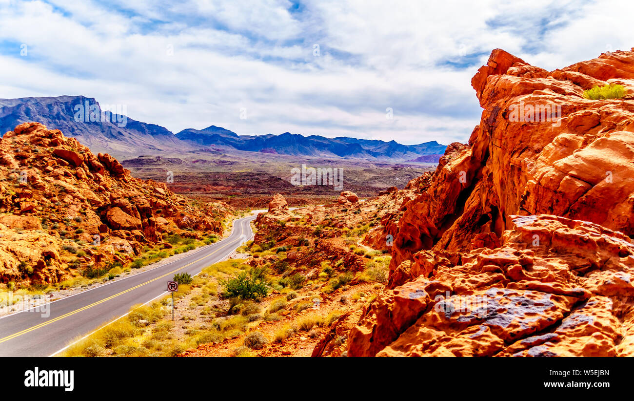 The bright red Aztec sandstone rock formations in the Valley of Fire ...