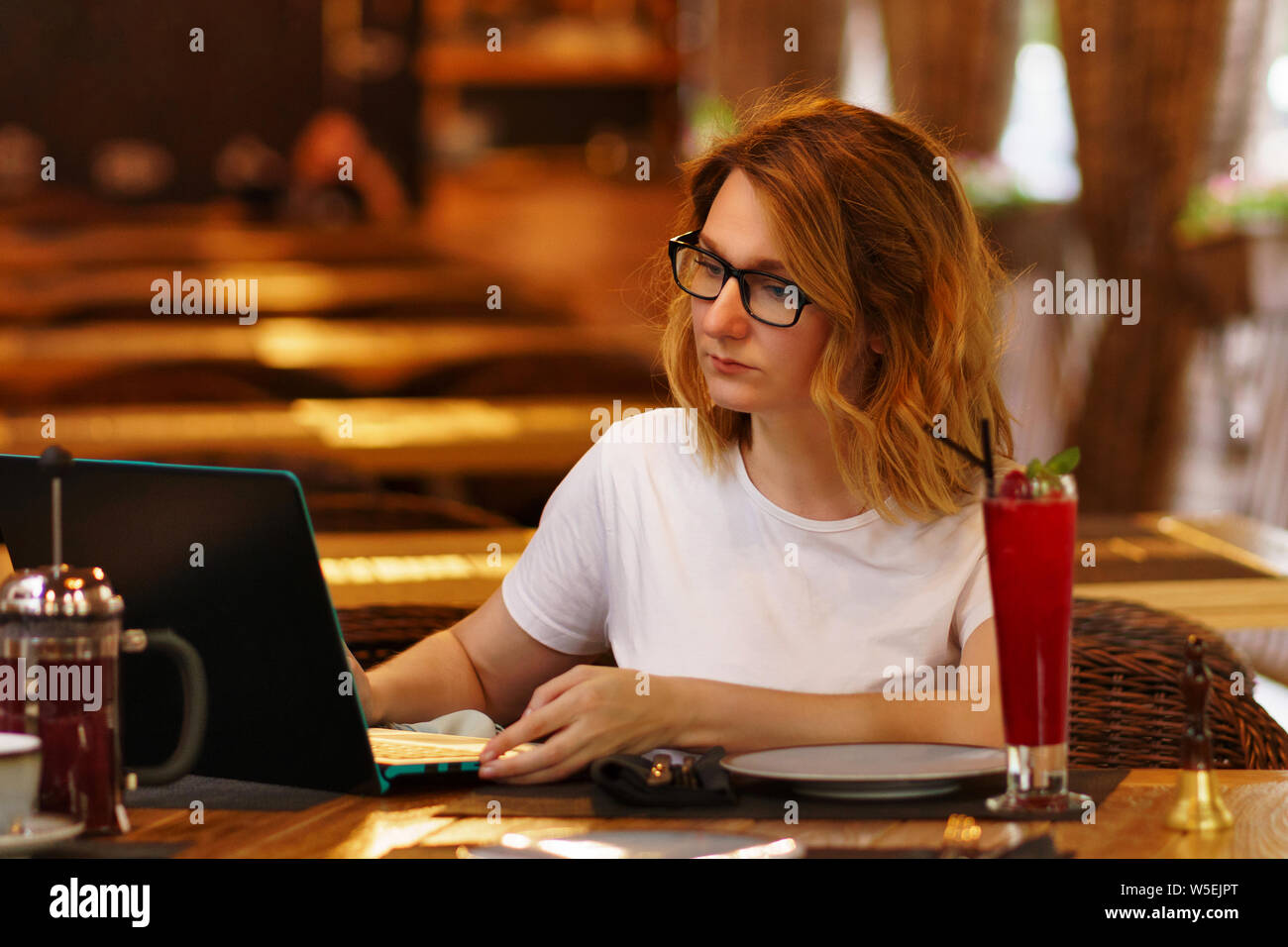 Business woman comfort eating hi-res stock photography and images - Alamy